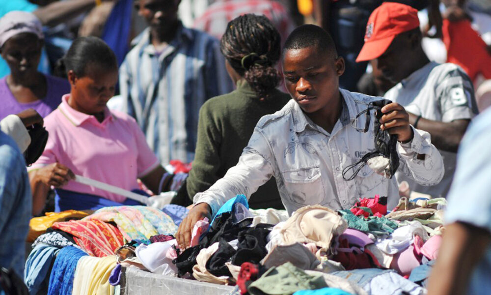 Poverty-stricken citizens resort to second-hand Xmas clothes - NewsHawks
